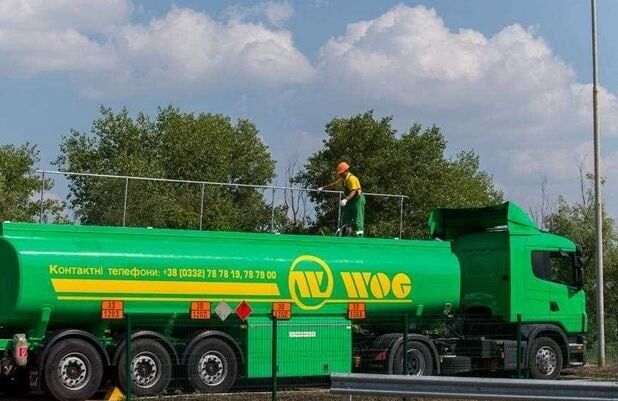 Стало відомо чи можна заправляти авто коли на АЗС стоїть бензовоз